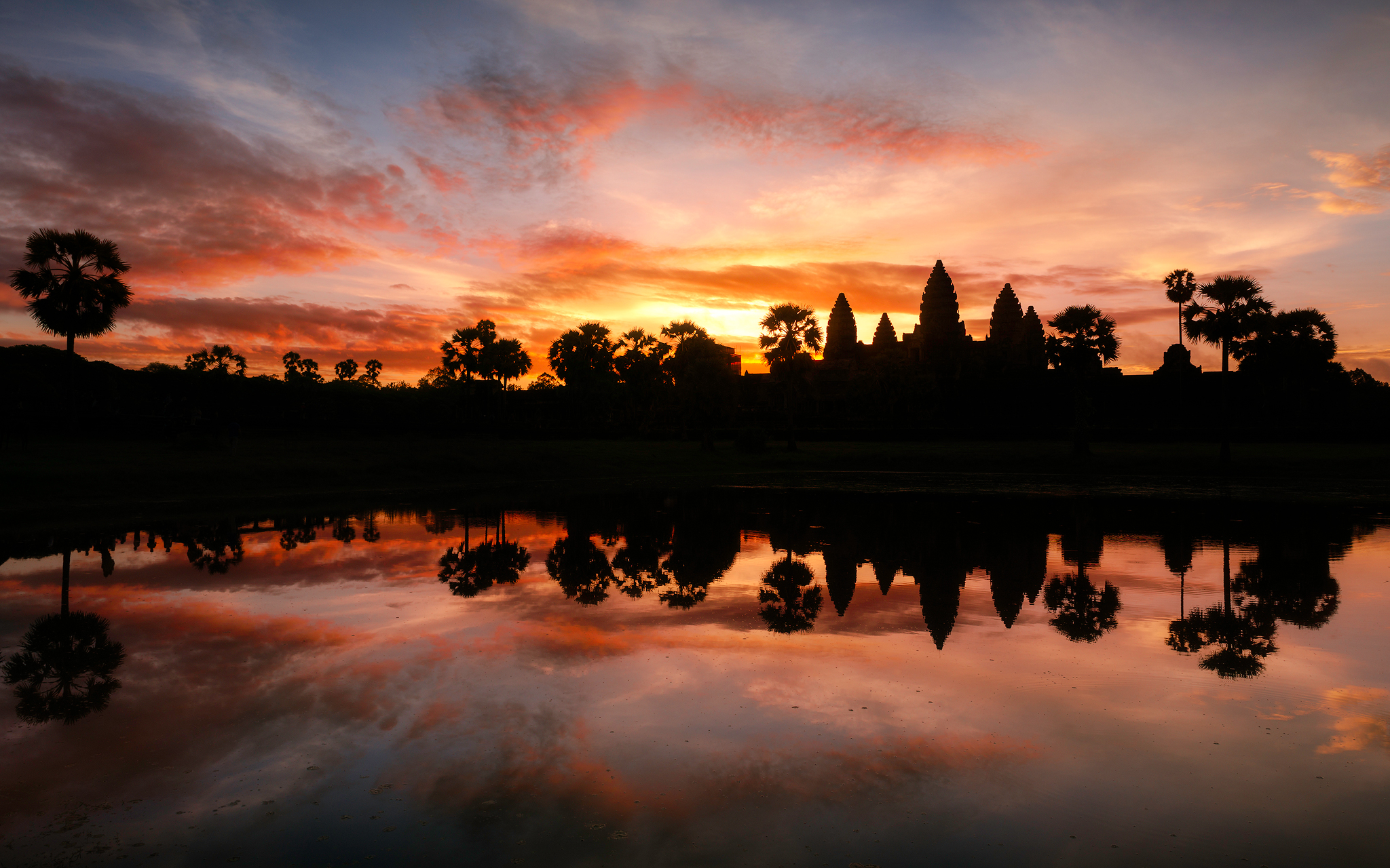 Angkor Travel Photography - The Angkor Wat Sunrise: A Crowded Conundrum